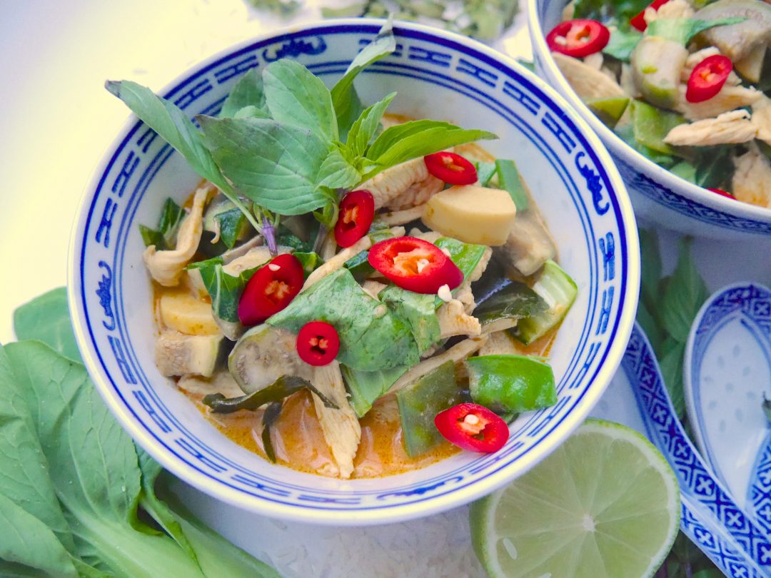 Gaeng Ped: Rotes Thai Curry mit Huhn, Bambusspitzen und Pak Choi - good ...